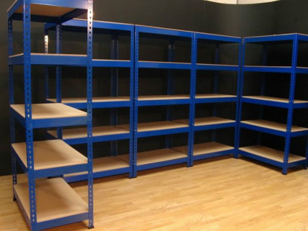 Solutii practice de organizare a garajului – raft metalic, cutii de ...